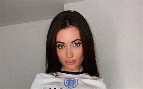 برطانوی ایئر ہوسٹس نے نوکری چھوڑ کر آن لائن جنسی خدمات‘ فراہم کرنا شروع کردیں شرمناک وجہ بھی بتا