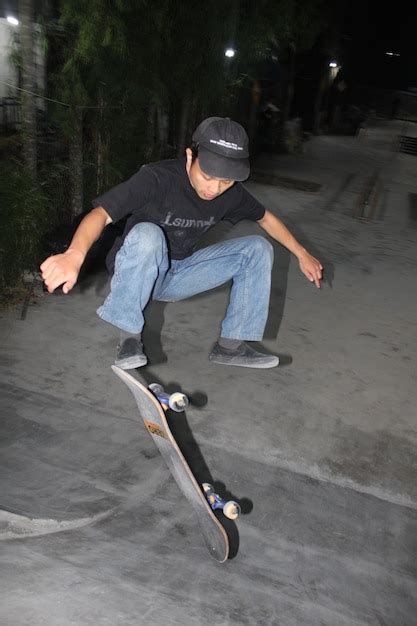 Premium Photo Asian Boy Shows His Skateboarding Skills In The Quarter