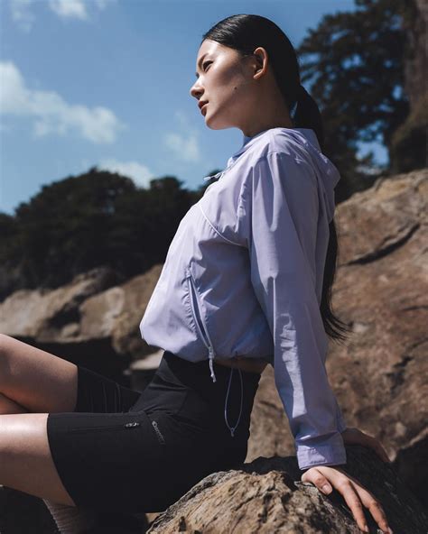 디스커버리 익스페디션 광고 Discoveryexpedition 벌써 디스커버리 광고 2번째 그만큼 믿고 찍는 디스커버리예요오🫶🏻💜 👚여성 컬러블럭 크롭 바람막이