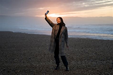 Free Photo Full Shot Woman Taking Selfie