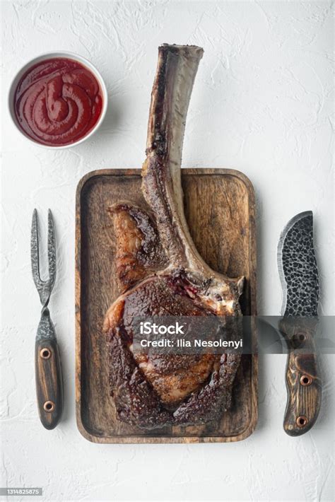 아름답게 구운 토마호크 스테이크 미디엄 희귀 나무 제공 보드 흰색 돌 배경 상단 보기 플랫 레이 Steakhouse에 대한 스톡 사진 및 기타 이미지 Istock