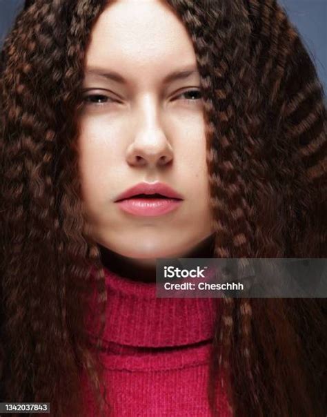 긴 물결 모양의 머리를 가진 아름다운 소녀 곱슬 헤어 스타일을 가진 갈색 머리 닫기 사진 갈색에 대한 스톡 사진 및 기타 이미지 Istock