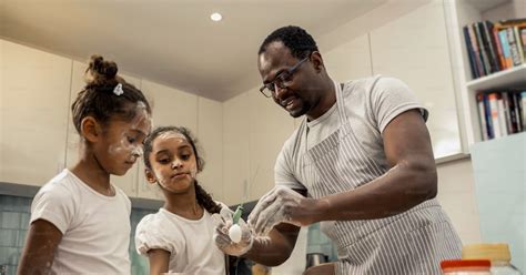 아버지와 컵 케이크 줄무늬 앞치마를 입은 아버지와 함께 컵케이크를 요리하는 재미있는 검은 머리 딸들 사진 Unsplash의 음식 이미지