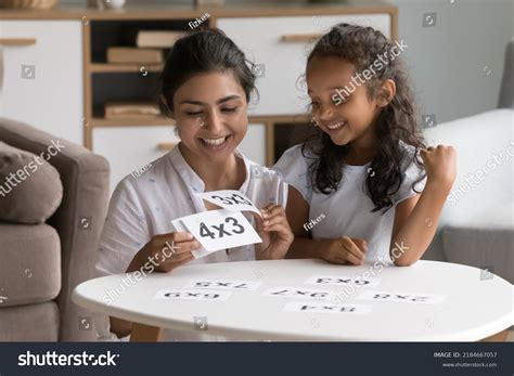 23085 Imágenes De Madre Ayudando En Tarea Imágenes Fotos Y Vectores