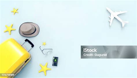 플랫 레이 노란색 가방과 선글라스 블루 배경과 비행기 개념 여름에 수하물 가방 휴가 휴가 여행 해변 개념 3d 렌더링 3차원 형태에 대한 스톡 사진 및 기타 이미지 Istock