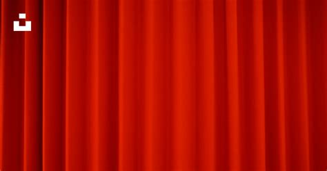 검은 색 테두리가있는 빨간 커튼 사진 Unsplash의 무료 빨강 이미지