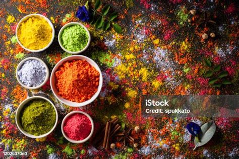 홀리 축제 축하 전통적인 인도 홀리 는 페인트 분말 장식을 색상 홀리 축제에 대한 그릇 향신료 소박한 배경에 유기농 Gulal 색상의 상단보기 0명에 대한 스톡 사진 및