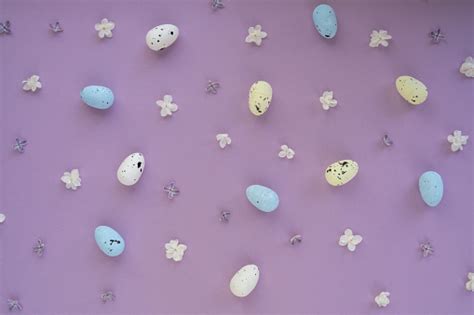 행복한 부활절 개념입니다 부활절 달걀 구성 배경은 아름 다운 봄 분홍색과 흰색 라일락 꽃으로 만들어졌습니다 배경 모형 카드 초대장 인사말 카드 엽서 복사 공간 템플릿 빈 0