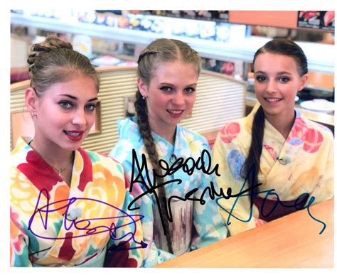 アンナ・シェルバコワ And アレクサンドラ・トゥルソワ And アリョーナ・コストルナヤ 直筆サイン写真 フィギュアスケート ロシア人気選手の落札