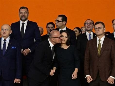 Grlić Radman Htio Poljubiti Baerbock Ali Ona Ga Je Odlučila Izbjeći