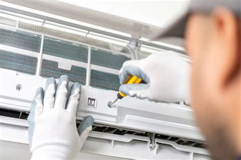 실내 에어컨 서비스 에어컨 청소 기술자 그는 앞 덮개를 열고 필터를 꺼내 씻었습니다 그는 고무를 입고 제복을 입고 검사 보기에 대한 스톡 사진 및 기타 이미지 Istock