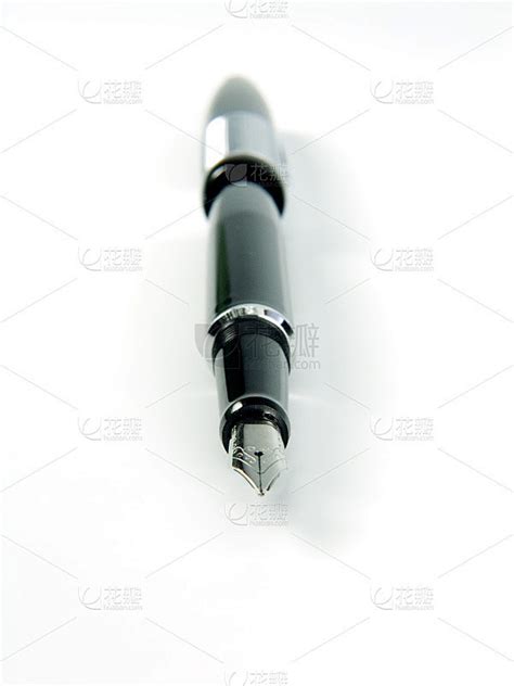 白色背景上的黑色钢笔