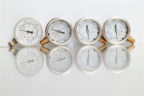 금속 철강 고압 게이지 미터 또는 Lng 또는 Lpg 천연 가스 유통 스테이션 공장 또는 공장 시설 흰색 배경에 고립에서 튜브 파이프 라인에 황동 피팅만 미터의 행 오일 및