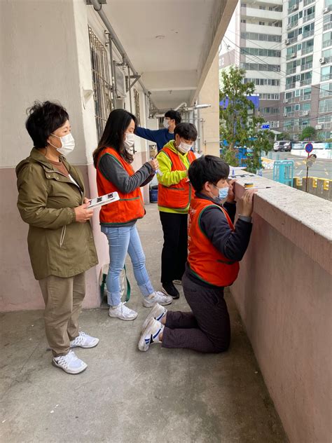 중구자원봉사센터 「지역공동체 손으로 만들어가는 안녕 중구」영주아파트 동·호수 표지판 교체 활동