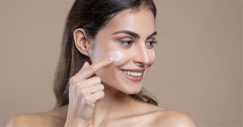 소량 크림 예쁜 장발 여자가 좋은 기분에 손가락으로 뺨에 크림을 바르는 클로즈업 사진 사진 Unsplash의 로션 이미지