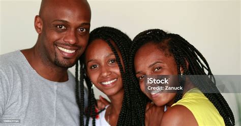 아프리카의 어머니와 아버지가 십대 딸과 함께 포즈를 취하고 있습니다 혼합 인종 흑인 민족 3 명에 대한 스톡 사진 및 기타 이미지 3 명 가족 남자 Istock