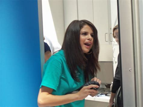 Naked Philadelphian Selena Gomez Opens Her Mouth