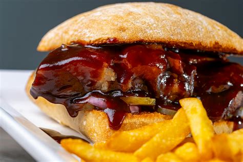 음식 노점에서 튀긴 감자를 준비하는 셰프 · 무료 스톡 사진