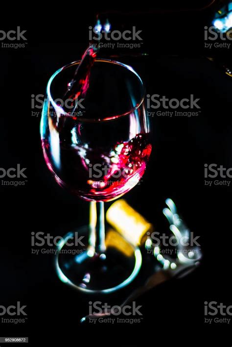 유리 미식가 위한 와인 절묘 한 주류 한 잔으로 순간의 축 하에에서 레드 와인을 붓는 가득 찬에 대한 스톡 사진 및 기타 이미지 가득 찬 결정체 고급 Istock