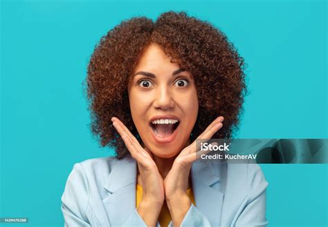 좋은 소식 판매 쇼핑 또는 큰 할인 개념 곱슬머리를 가진 행복한 젊은 아프리카계 미국인 여성이 파란색 배경에 와우를 비명을 지르고 있다 25 29세에 대한 스톡 사진 및