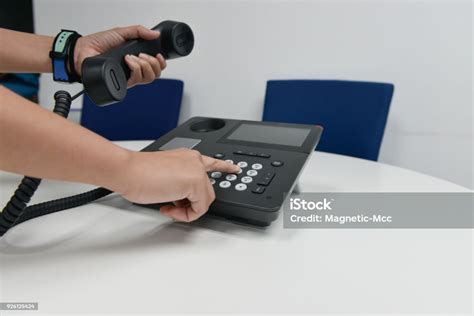 Ip 전화 손 설정 하 고 전화를 전화 숫자 패드에 넣어 비즈니스 여자 손을 잡으십시오 고객에 대한 스톡 사진 및 기타 이미지 고객 고객 서비스 담당자 남자 Istock