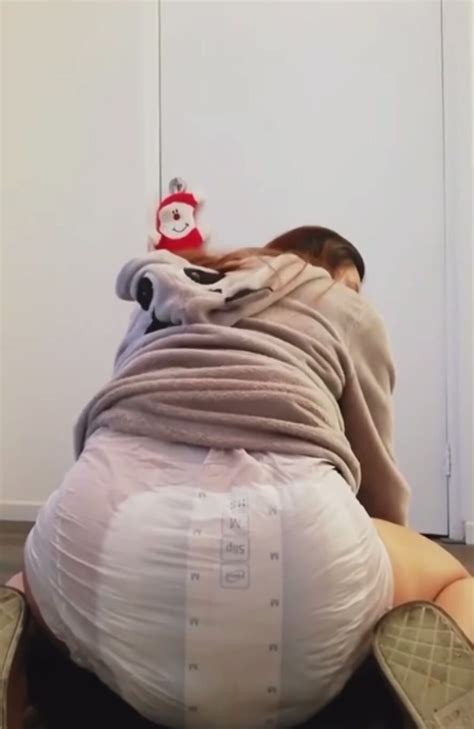 Girl Sits And Squishes In Her Poopy Diaper 日本語で