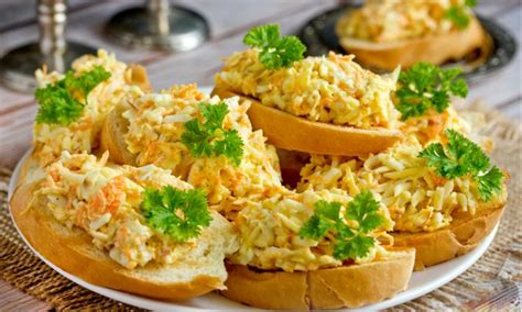 Простая закуска в праздничной подаче рецепт гренок с намазкой из