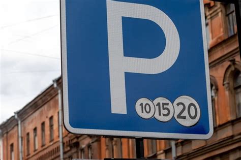 На платных парковках в Петербурге начали следить за машинами с ...