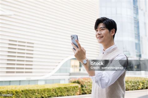 사무직 근로자는 야외에서 정보를 수신하기 위해 휴대 전화를 사용합니다 25 29세에 대한 스톡 사진 및 기타 이미지 25 29세 경영자 금융 지구 Istock