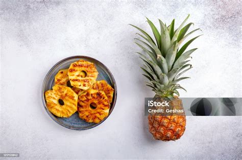 회색 접시에 구운 파인애플 조각과 콘크리트 배경에 전체 파인애플 맨 위 보기 공간을 복사합니다 음식 배경입니다 파인애플에 대한 스톡 사진 및 기타 이미지 Istock