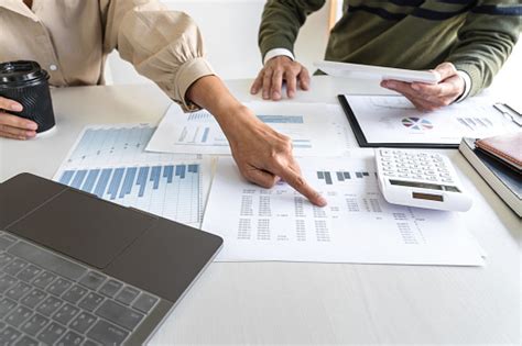 비즈니스 캐주얼 매니저 발표 및 회사 성장 프로젝트 성공 재무 통계 전문 투자자 작업 시작 프로젝트 와 문서와 함께 토론 2명에