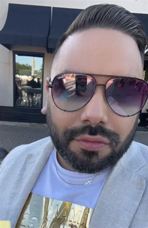 Can We Remove The Guy From The Background Please Rphotoshoprequest