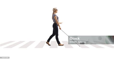 횡단보도에서 흰 지팡이를 짚고 걷고 있는 젊은 시각 장애인 여성의 전체 길이 프로필 사진 25 29세에 대한 스톡 사진 및 기타 이미지 25 29세 Health 거리