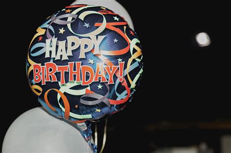 생일 파티의 현대 멀티 컬러 풍선 비문 리본 별이 있는 풍선 생일 놀라움 텍스트 공간 복사 공간 야외에서 파티를 날아다니는 다채로운 풍선 감정에 대한 스톡 사진 및 기타