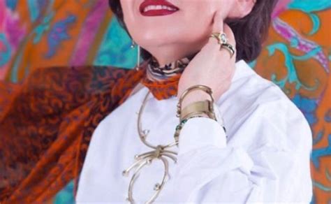 “Хувцас бурхан бие чөтгөр” гэж энэ дээ