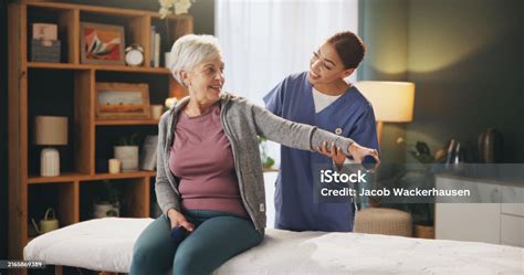 재활 지원 및 건강 관리를 위해 덤벨을 사용하는 여성 간병인 및 노인 환자 사람 요양원 및 물리 치료사는 웰빙 또는 관절염을 위한 피트니스 운동 및 훈련을 위해 20 24