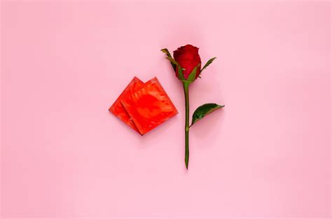 Rosa Roja Con Paquete De Condones Que Establece Como Forma De Amor Para El Sexo Seguro M Nimo