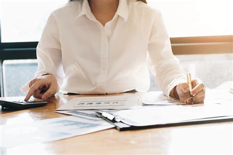 서류와 계산기 기사 쓰기 블로그 아이디어 프리랜서 작가 블로거 복사 작가 개념 여성 작업 경영자에 대한 스톡 사진 및 기타 이미지 Istock