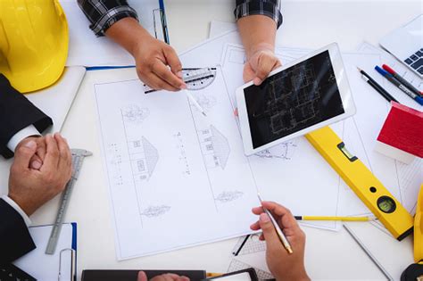 사무실에서 책상에 건설 현장에서 청사진 건축 프로젝트에 시민 남성 엔지니어 아시아 작업 닫습니다 건물 외관에 대한 스톡 사진 및 기타 이미지 Istock