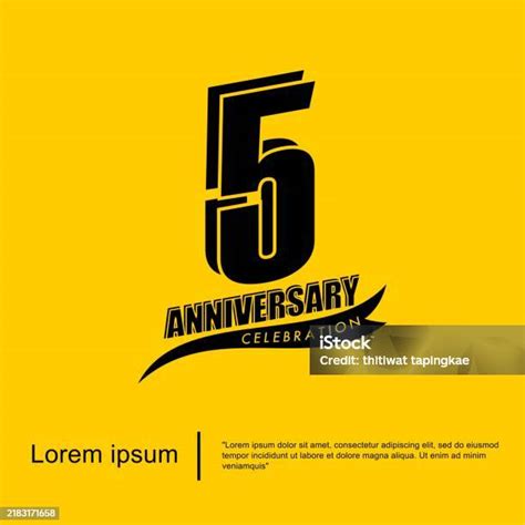 창립 5 주년 기념 엠블럼 검은 기념일 로고는 노란색 배경에 리본으로 고립되어 있습니다 웹 전단지 포스터 초대장 인사말 카드에 대 한 벡터 일러스트 레이 션 템플릿 디자인