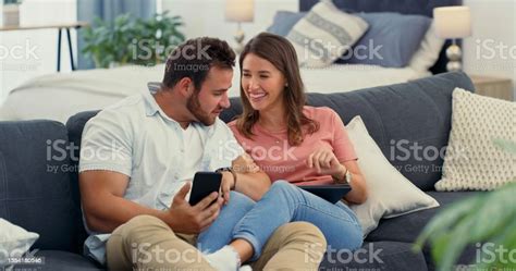 스마트 폰과 디지털 태블릿을 사용하여 라운지에서 함께 시간을 보내는 젊은 부부의 샷 20 24세에 대한 스톡 사진 및 기타 이미지 20 24세 25 29세 2명