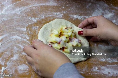 여자 요리사 손 차 디저트 파이를 준비 오븐에서 베이킹을위한 사과 조각 원시 반죽 딸기에 대한 스톡 사진 및 기타 이미지 딸기 모양 밀가루 Istock