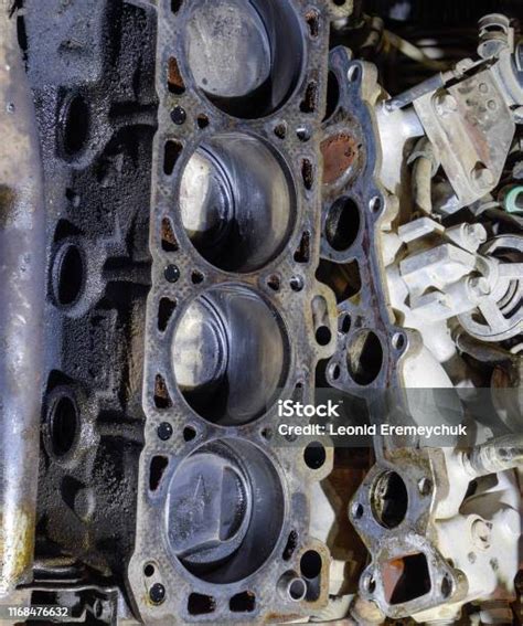4기통 엔진의 실린더 블록입니다 수리를 위해 분해 된 자동차 엔진 오일 부품 서비스 에서 자동차 엔진 수리 머리에 대한 스톡