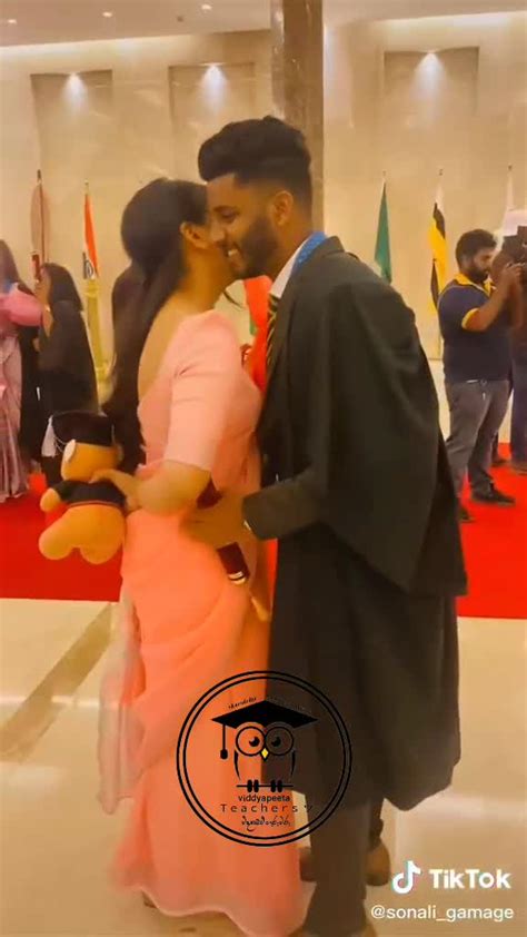 හැමෝම කතා වෙන්නේ සහ වීඩියෝ කරන්නේ කෙල්ලෝ උපාධි ගන්න කොට සමරන ඒවා විතරයි නේ ඒත් බලන්නකෝ මේ