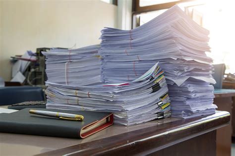 비즈니스 컨셉 사무실 책상에 미완성 문서 더미 비즈니스 용지 더미 개념에 대한 스톡 사진 및 기타 이미지 개념 경영자 교육 Istock