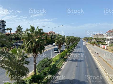 따뜻한 열대 시골 남부 리조트의 측면에 야자수가있는 넓은 다차선 고속도로 도로 0명에 대한 스톡 사진 및 기타 이미지 0명 거리 경관 Istock