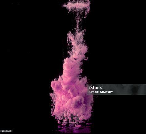물에 아크릴 컬러 페인트입니다 검은 배경에 색깔의 버스트 0명에 대한 스톡 사진 및 기타 이미지 0명 개념 개념과 주제 Istock