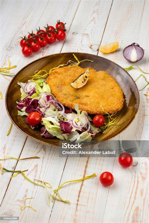 치킨 슈니첼 바삭바삭한 빵가루 치킨 필레 믹스 샐러드 양파 체리 토마토 소박한 스타일의 흰색 나무 배경에 국립 음식 레스토랑의 점심 메뉴 돈가스에 대한 스톡 사진 및 기타