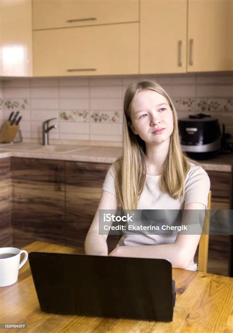 금발 머리를 가진 소녀는 멀리 보인다 노트북 앞 의 창 옆에 십대는 산만하다 가정에서의 교육 여가 14 15 살에 대한 스톡 사진 및 기타 이미지 Istock