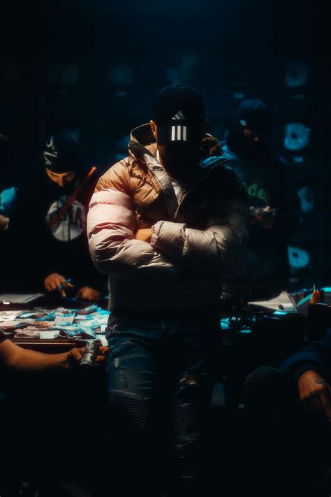 나이트 라이팅 4인 그룹 거리 스타일 겉옷 겨울 패션 계단 계층화 그룹 초상화 남자 놀다 다양성 다양한